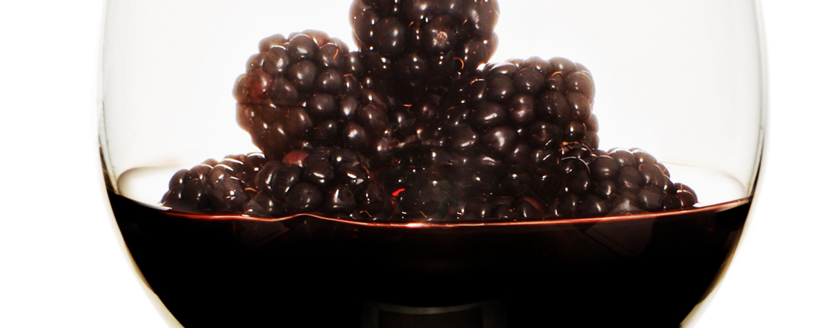 What stimulates blackberry notes in wine?